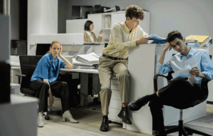 Individualisme: Pengertian, Faktor, Ciri, dan Dampak - BAMS